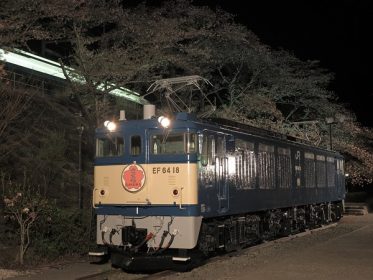 勝沼ぶどう郷駅前公園で、EF64 18の夜桜撮影会開催さる | 鉄道ホビダス