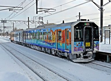 H100形「富良野線・石北線ラッピング」営業運転スタート！ | 鉄道ホビダス
