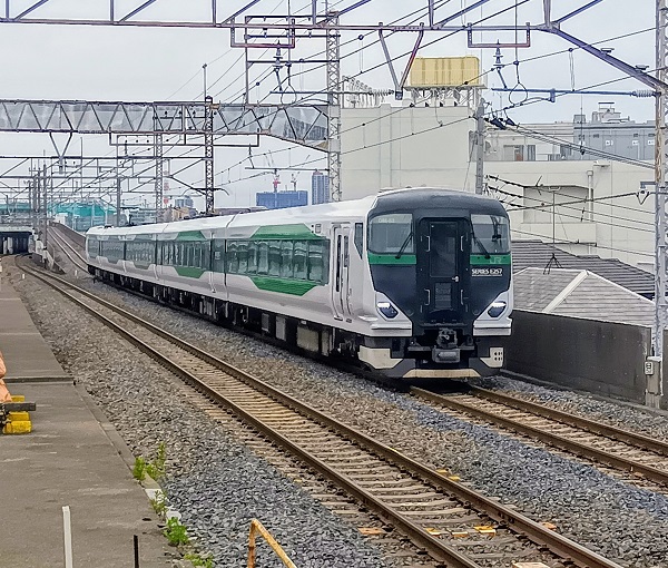E257系5500番代OM-52編成使用の修学旅行列車が武蔵野線経由で運転 | 鉄道ホビダス
