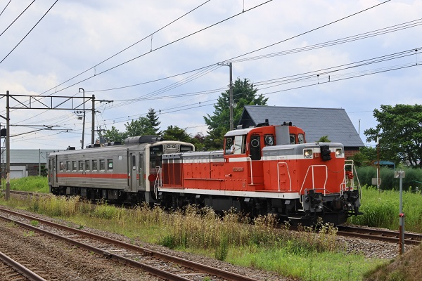キハ54 511がDE15 2515に牽引されて旭川運転所に回送 | 鉄道ホビダス